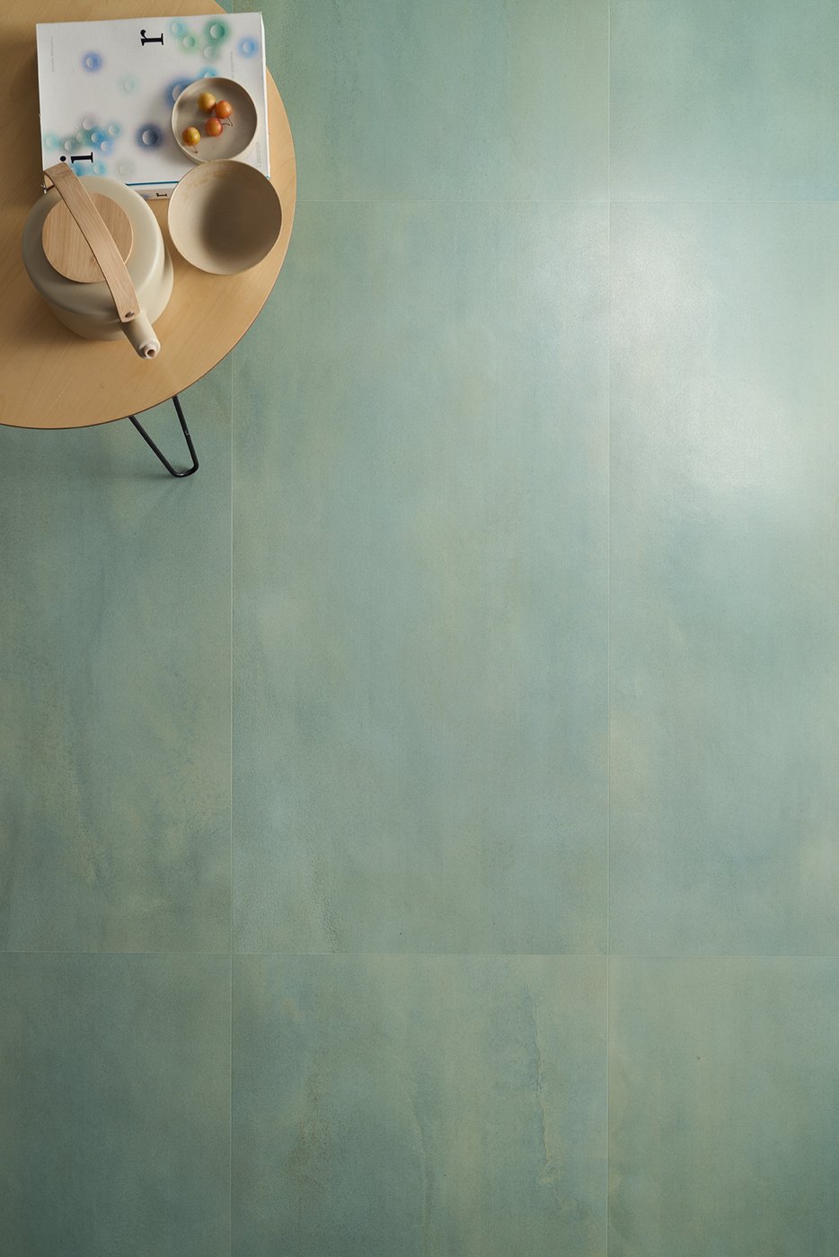 Vulcanica: Gres porcelánico y metales pulidos - Marca Corona | Marca Corona